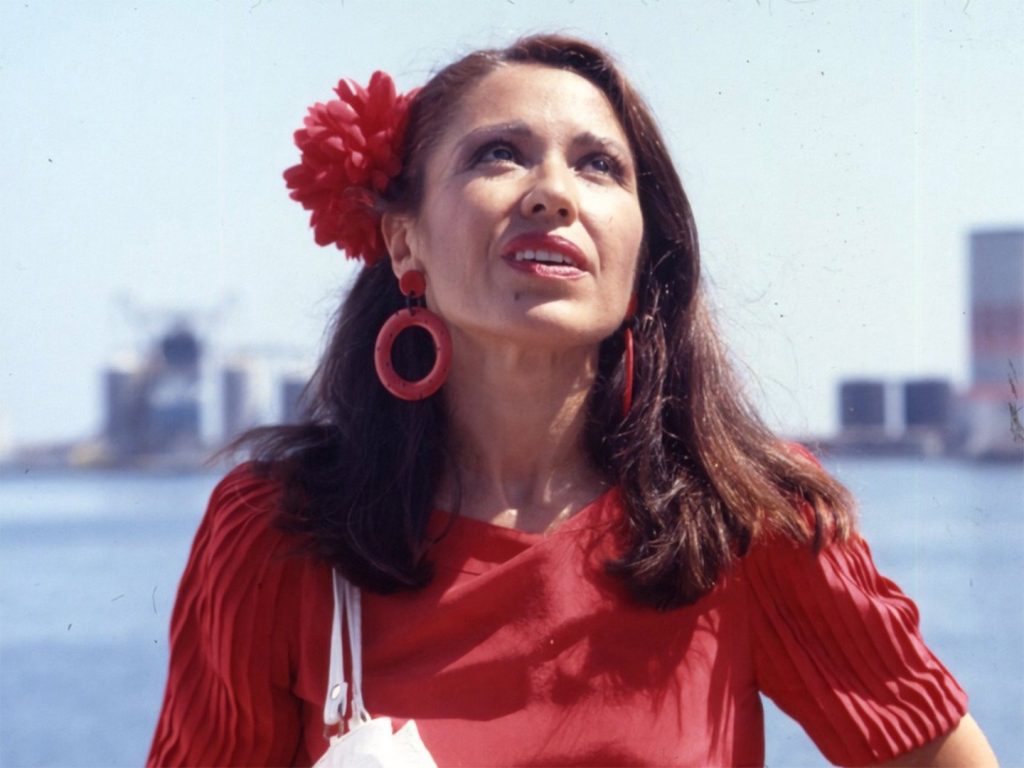 «RIZANDO EL RIZO» Lienzos de carmín: 80 años de María Rojo - Mujer es Más